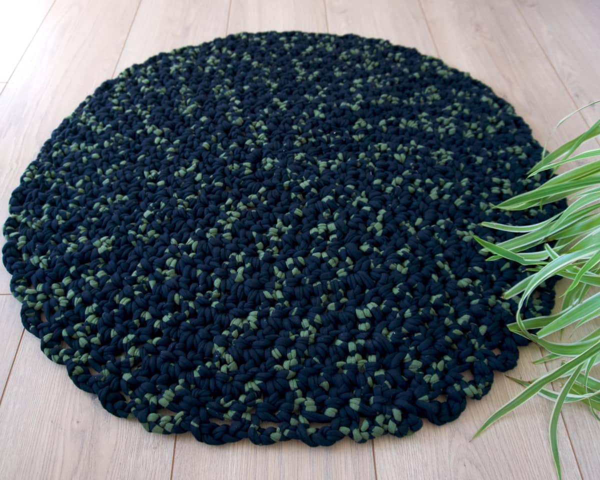 Tapis rond noir et vert en crochet, fait main – Amécla